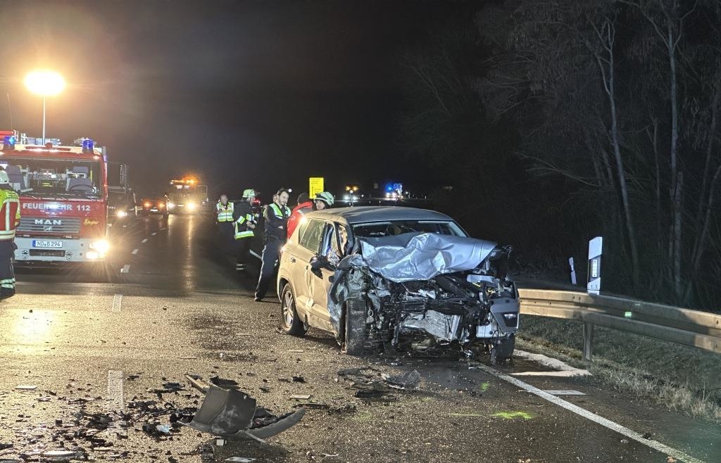 Frau (58) stirbt bei Frontalkollision bei Straß – 18-Jährige schwer verletzt