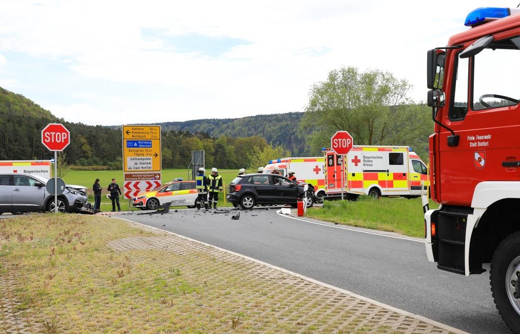 Zwei Autos kollidieren beim Abbiegen