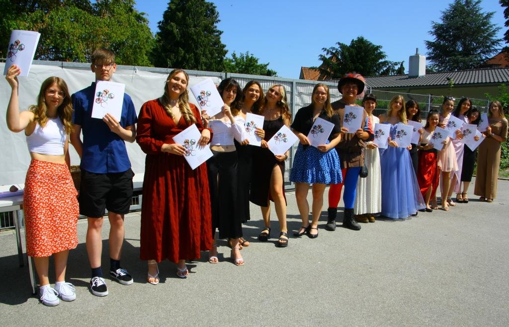 FOSBOS Neuburg verabschiedet Abiturienten