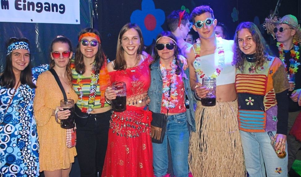 Weit über 1000 Feiernde beim Hippieball