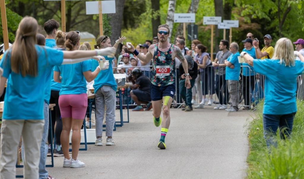 Gute Stimmung beim Ingolstädter Halbmarathon: Tausende Läufer starten bei hohen Temperaturen