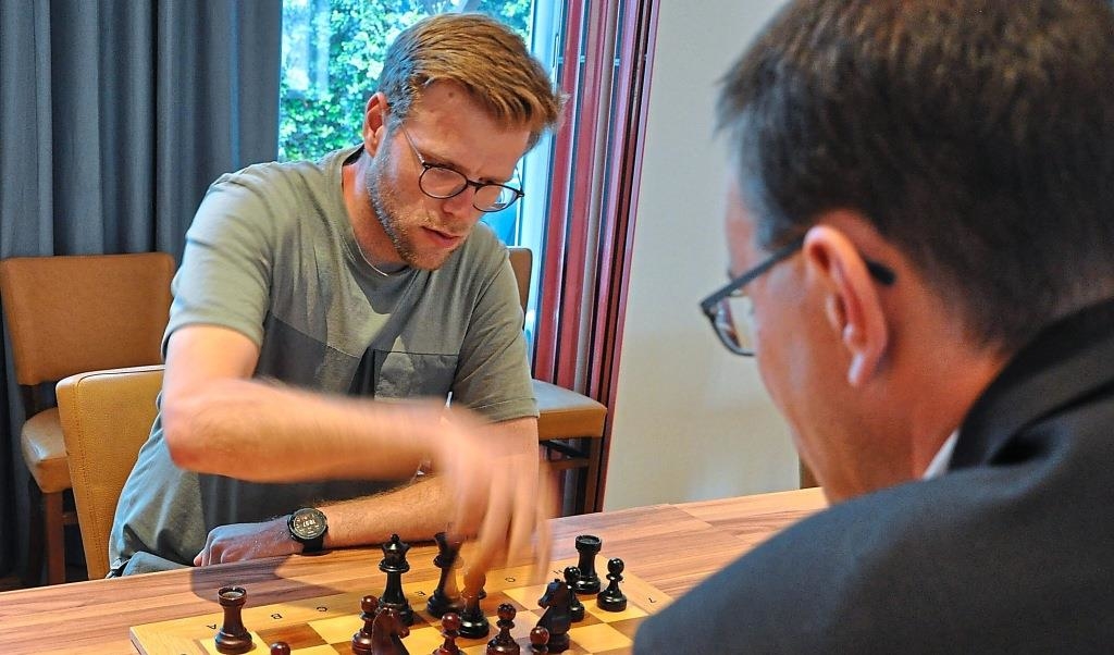 Schach: DK-Redakteur fordert Großmeister heraus – So lief das besondere ...