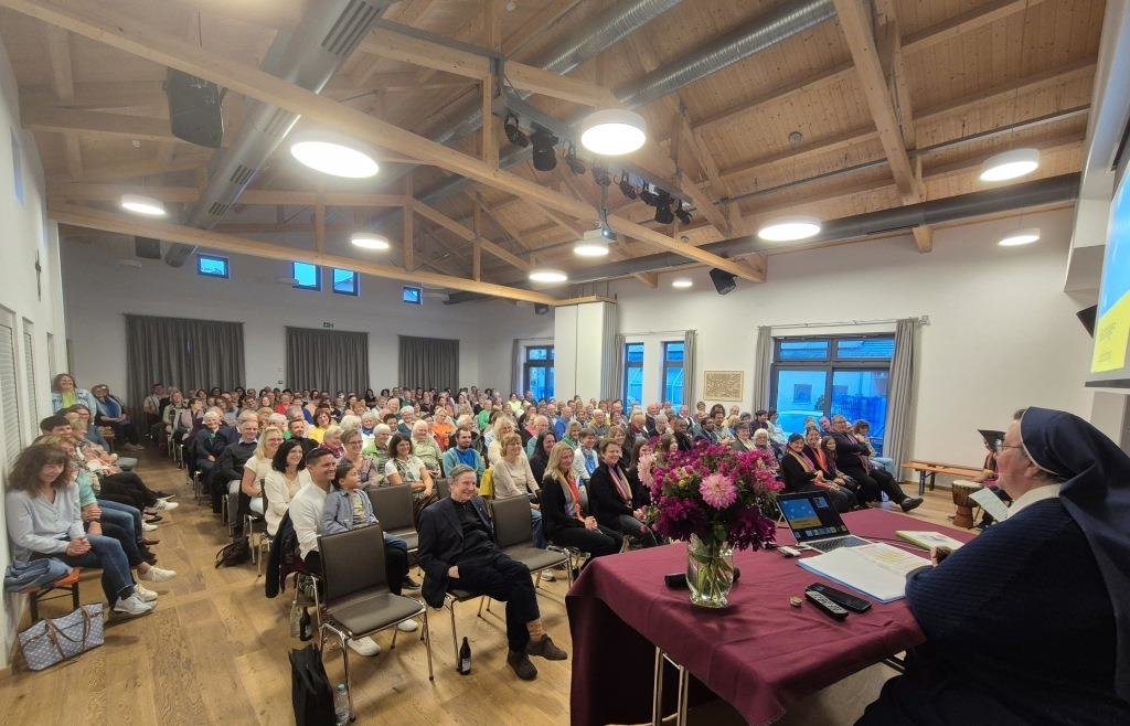 Lesung der „Skateboard fahrenden Nonne“ Schwester Teresa Zukic in Rögling