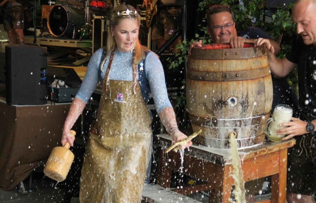 Bayerische Bierkönigin verpatzt Anzapfen in Jetzendorf