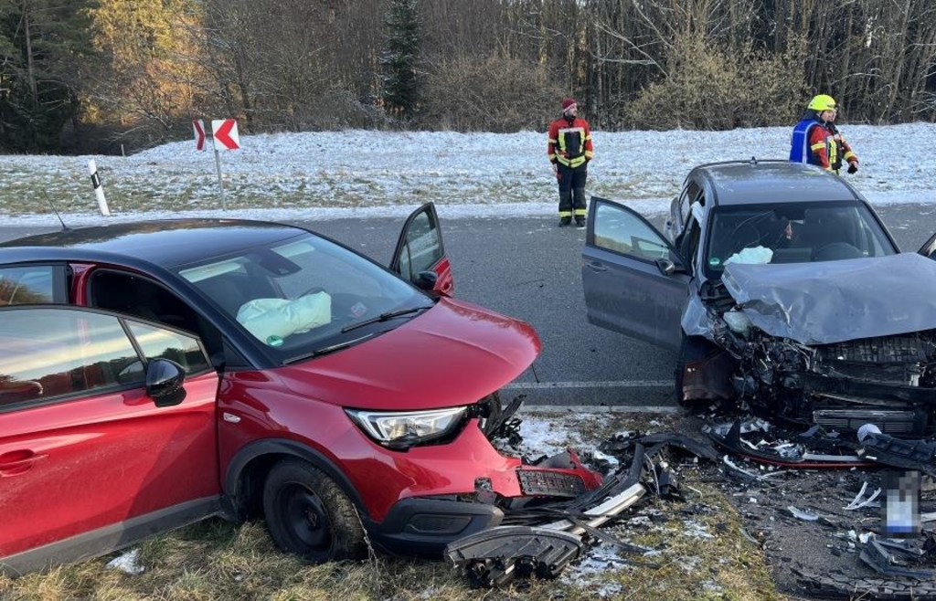 Hyundai und Opel kollidieren: Sieben Verletzte bei schwerem Unfall in Lupburg