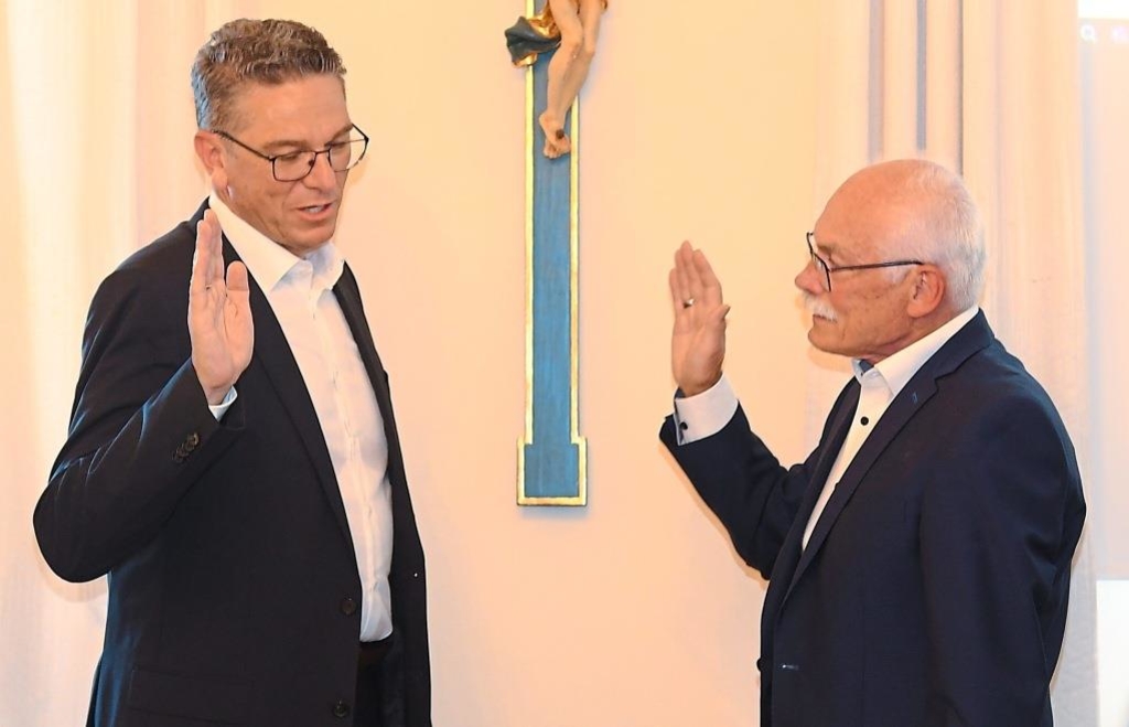 Gredinger Bürgermeister Josef Dintner offiziell vereidigt