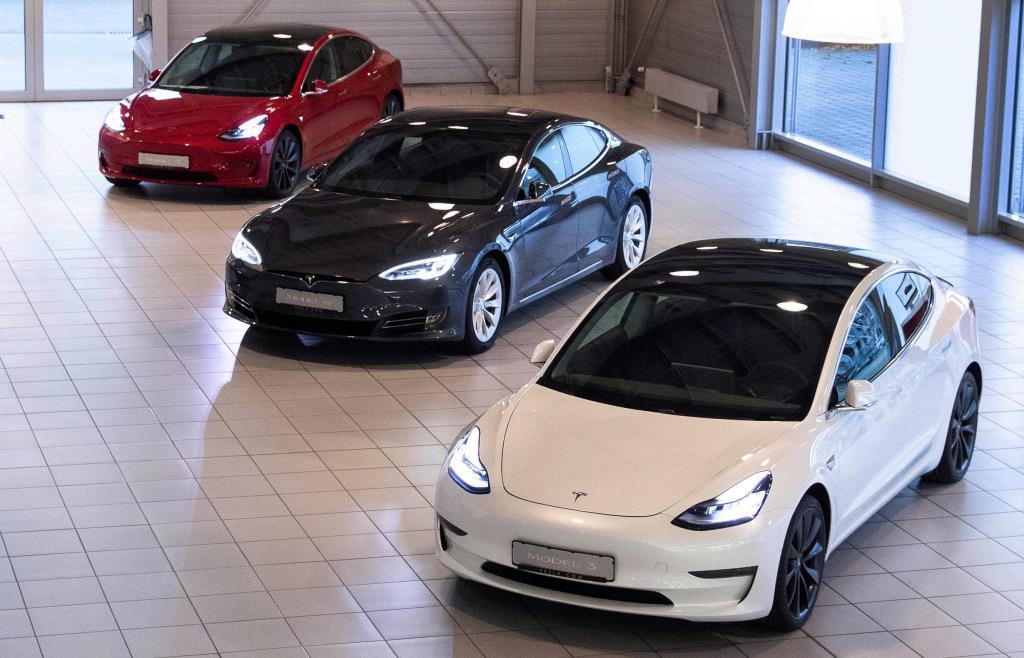 VW bei Elektroautos im Inland noch hinter Tesla