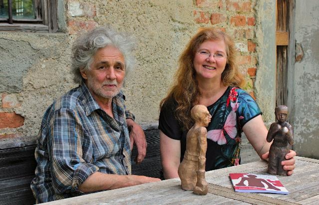 Autorin Heidrun Budke und Bildhauer Richard Gruber präsentieren ...