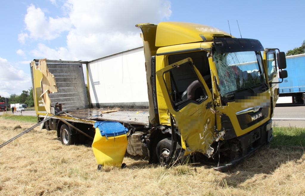Lkw-Unfall auf der A9: Frittierfett verteilt sich bei Ingolstadt über Fahrbahn und in Graben