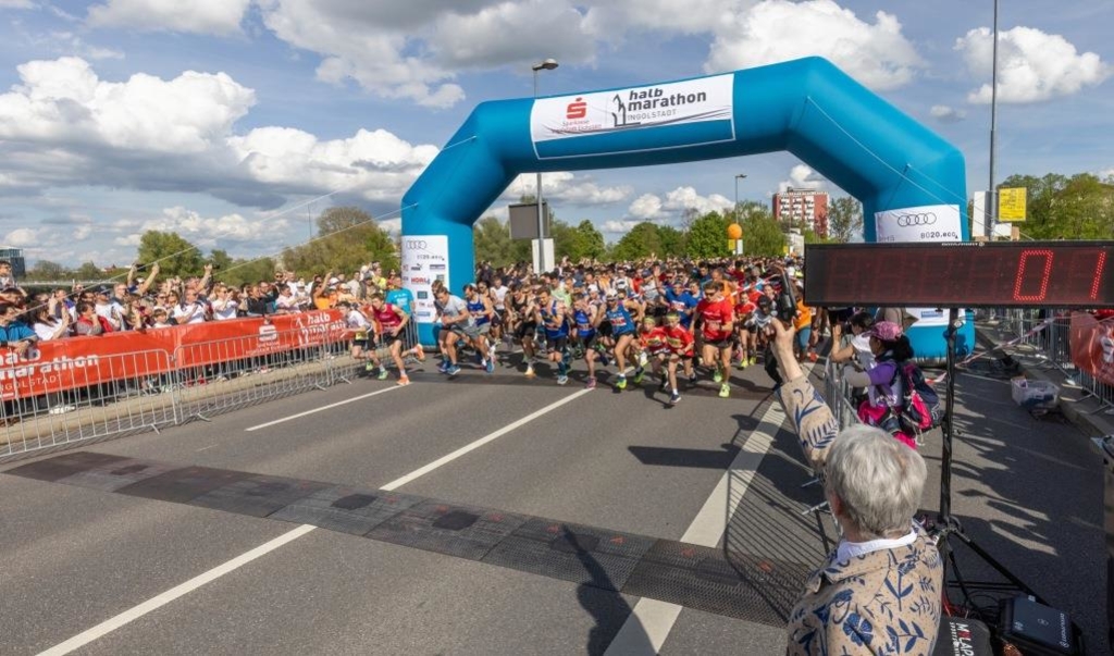 Gute Stimmung beim Ingolstädter Halbmarathon: Tausende Läufer starten bei hohen Temperaturen