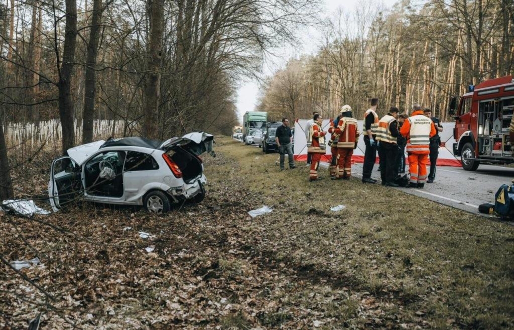 Mit Auto gegen Baum: Junge Autofahrerin (18) bei Unfall auf B16 lebensgefährlich verletzt