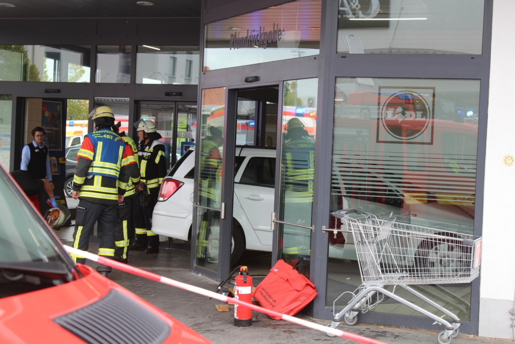 Fahrfehler: Ehepaar kracht mit Auto in Supermarkt