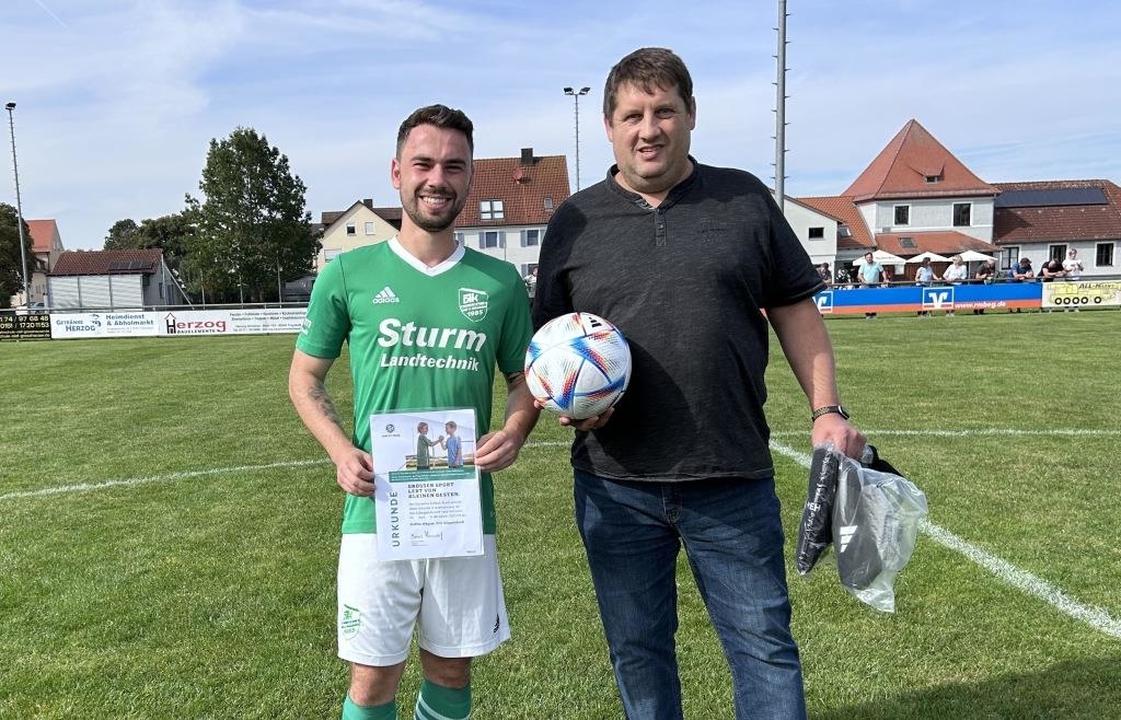 Steffen Wägner von der DJK Göggelsbuch erhält Urkunde