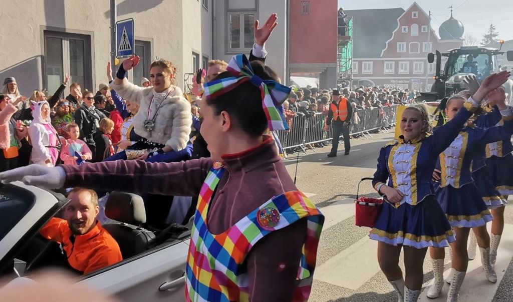 Geisenfeld erlebt Rosenmontagszug der Superlative