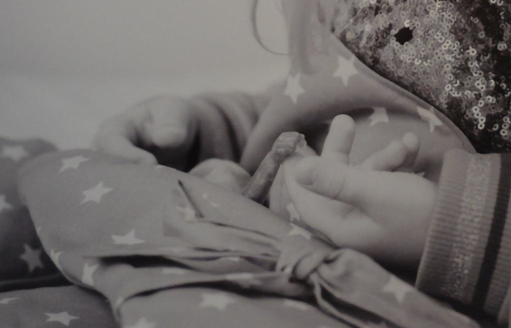 Video zur Ausstellung „Ich bin...“: Fotografien von Sternenkindern im ...