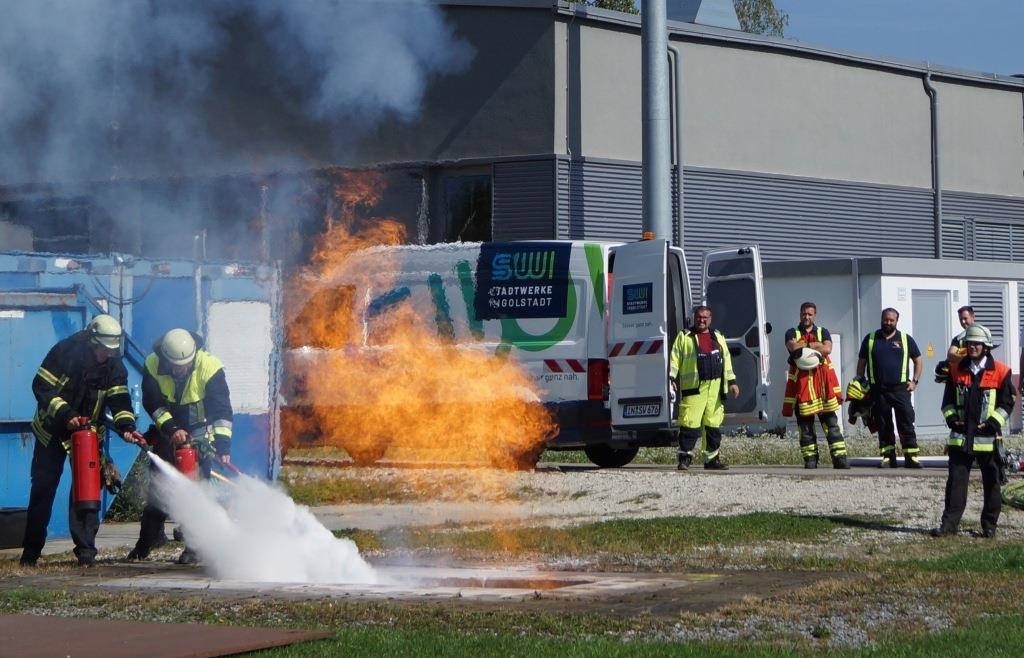 33 Feuerwehren üben bei den Stadtwerken Ingolstadt den Umgang mit ...
