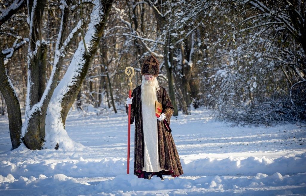Er kämpft sich durch hohen Schnee: Heute kommt der Nikolaus