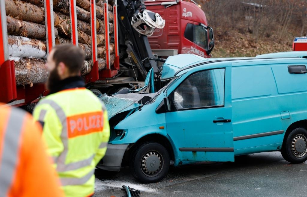 Kleintransporter kollidiert im Landkreis Roth mit Holzlaster
