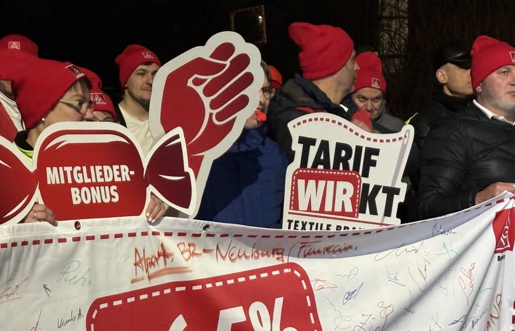 Streik bei Auto-Zulieferer Forvia: Beschäftigte in Neuburg legen die ...