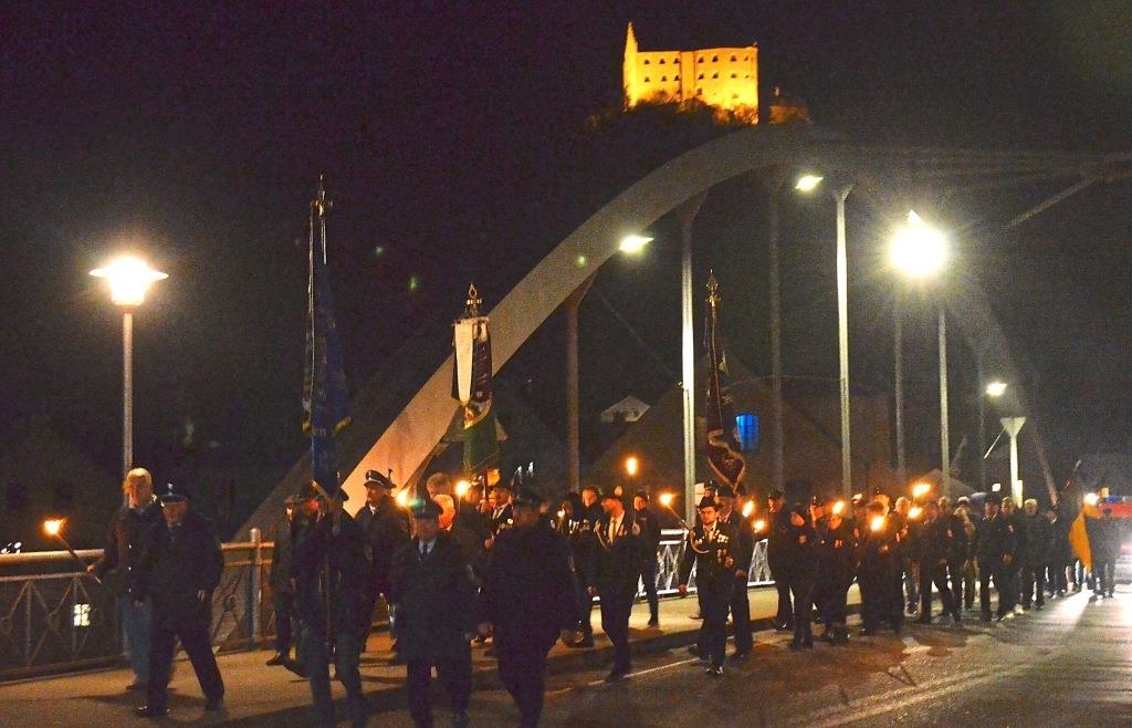 Riedenburger gedenken der Opfer von Krieg und Gewalt mit Fackelzug und Kranzniederlegung