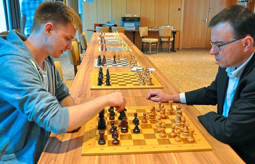 Schach: DK-Redakteur fordert Großmeister heraus – So lief das besondere ...