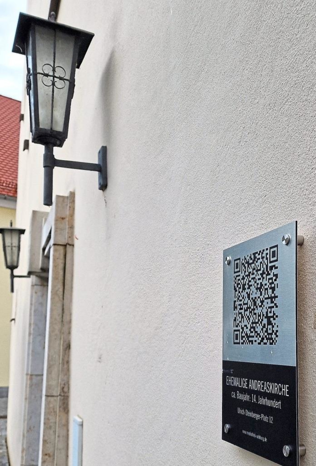 Ehemalige Praktikantin übersetzt und spricht Texte auf Französisch ein ...